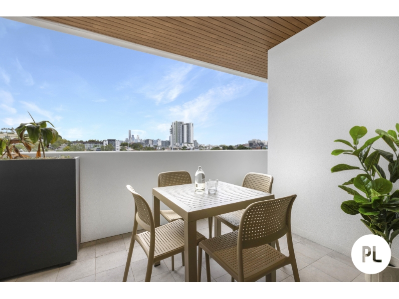 Stylish fully-furnished, top floor apartment with city views and ...